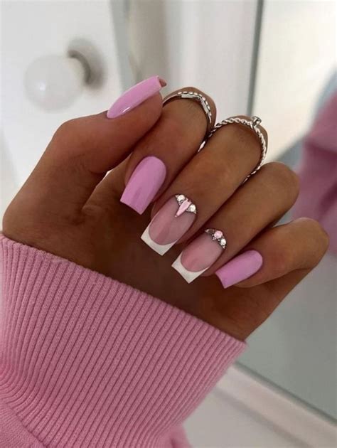 Uñas de gel en tonos rosas y blancos la combinación perfecta para