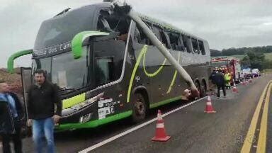 Meio Dia Paraná Ponta Grossa Peça de caminhão solta e atinge ônibus