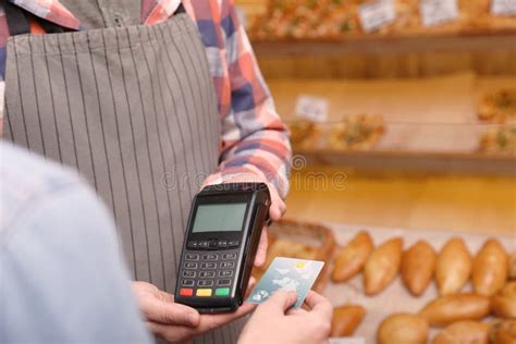 Mulher Que Usa O Cart O De Cr Dito Para O Pagamento Terminal Na Padaria