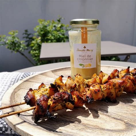 Brochettes de poulet marinées au curry et miel de citronnier