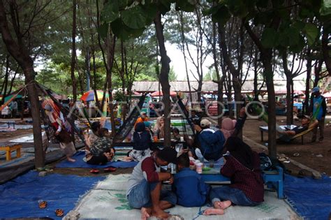 OBYEK WISATA PANTAI MULAI RAMAI PENGUNJUNG ANTARA Foto