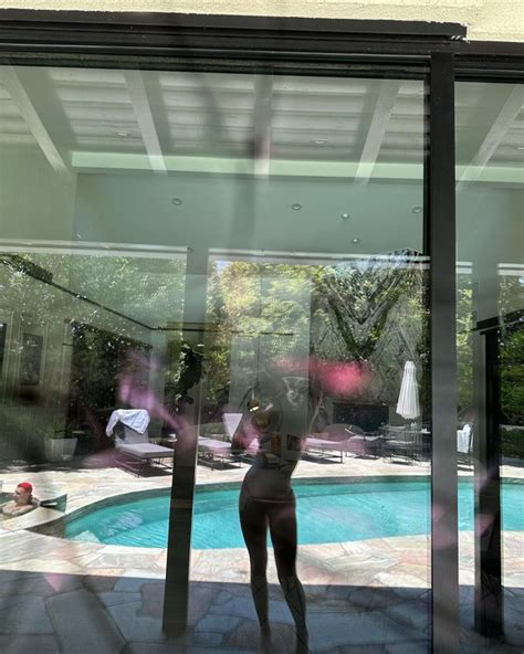 Em Los Angeles Luisa Sonza abre álbum de topless e renova bronzeado