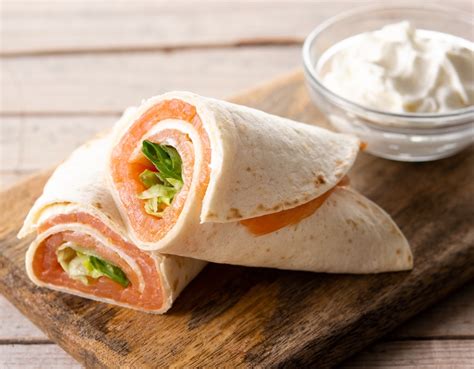 Rollos de Salmón Ahumado con Queso y Hierbas Chefeel