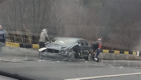Două autoturisme implicate într un accident în Timișu de Jos