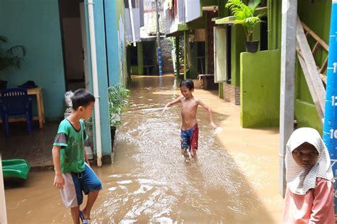 Lurah Klaim 44 Rumah Panggung Di Kampung Melayu Selamatkan Warga Saat
