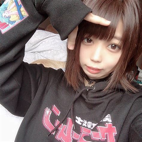 雅楽代 りか on Twitter 45年前の自撮り 加工つよお チョーカーつけてピアスばちばち 9個 で毎日二日酔いでしたなあ