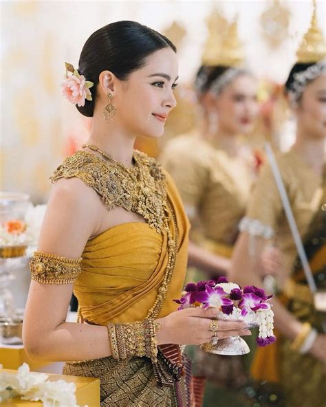 Loạt khoảnh khắc hóa nữ thần của các mỹ nhân Thái Lan mừng Tết