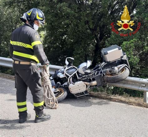Si Schianta In Moto Contro Il Guard Rail E Vola Nella Scarpata Enne