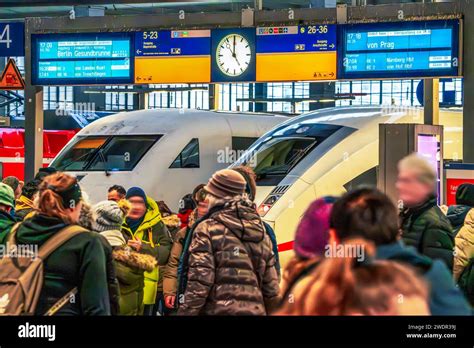 ICE im Hauptbahnhof Reisende nächster Streik der GDL ab Mittwoch