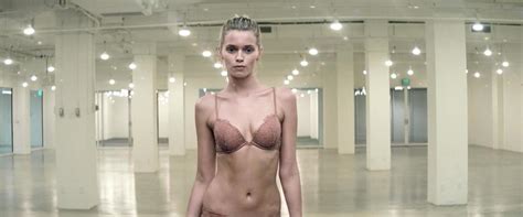 Abbey Lee Kershaw Nua em The Neon Demon O Demónio de Néon