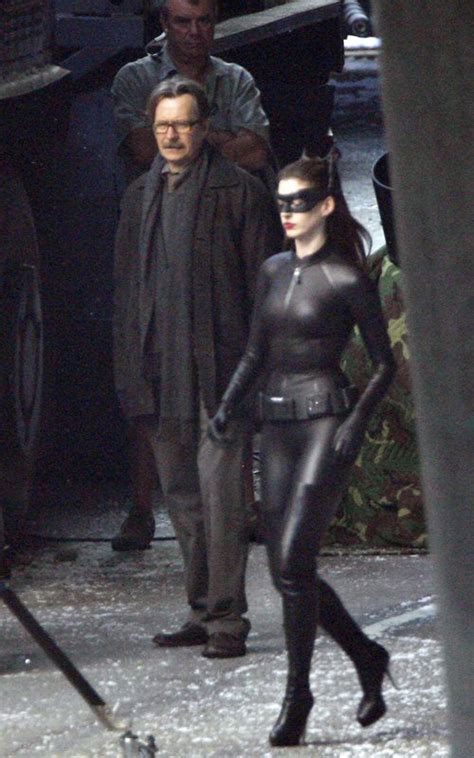 Novas Imagens Do Set De Batman Mostram Anne Hathaway O Uniforme