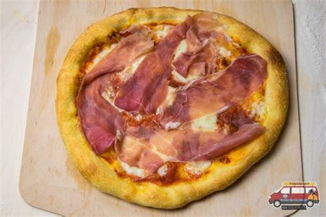 Pizza z szynką parmeńską i rukolą prosciutto crudo e rucola przepis