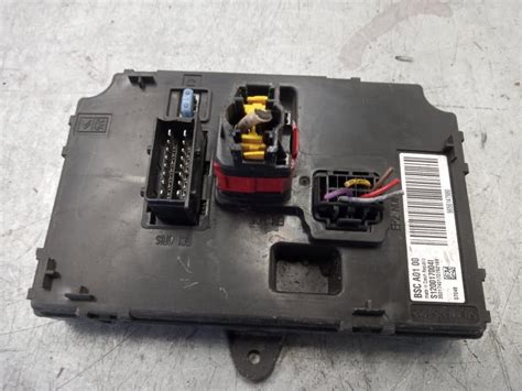 Caja de fusibles PEUGEOT 407 Premium Diésel ocasión Opisto