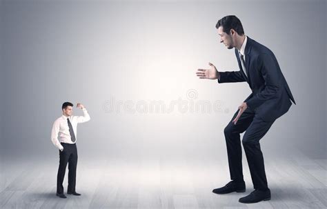 Homem De Neg Cios Gigante Assustado Do Homem De Neg Cios Pequeno Imagem