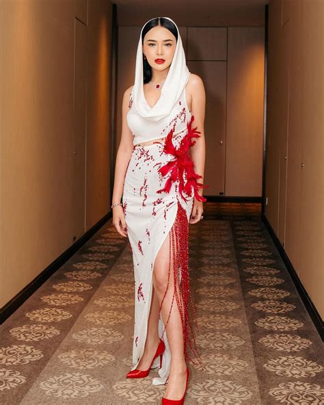Gaya Amanda Manopo Yang Stunning Dengan Hooded Dress Belahan Tinggi