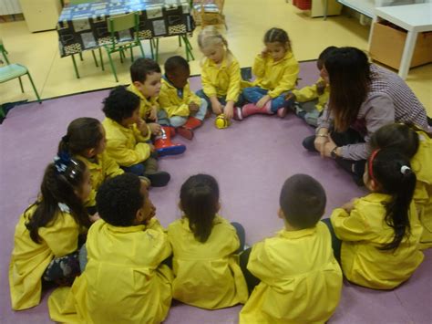 Niños Sentados En El Piso En Circulo Sus Noticias Y Novedades