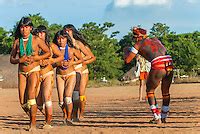 Índio Mataratsi Kalapalo fotografando a dança do Ritual Kuarup na