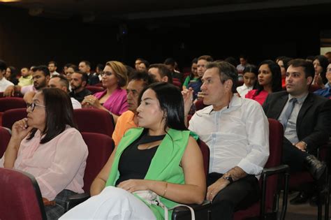 Centenas de Advogados a participam de aula magna da pós graduação