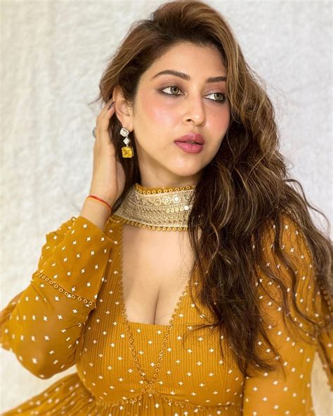 Sonarika Bhadoria Teasing Us 🤤 By Showing Her Huge Mellon What Will You Do ・ Popularpics