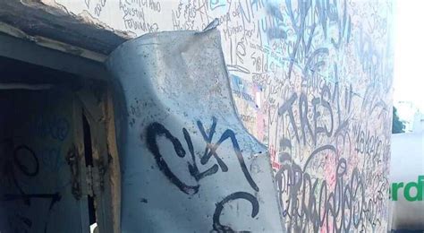 Vandalismo Lo que quedó de la puerta del Obelisco