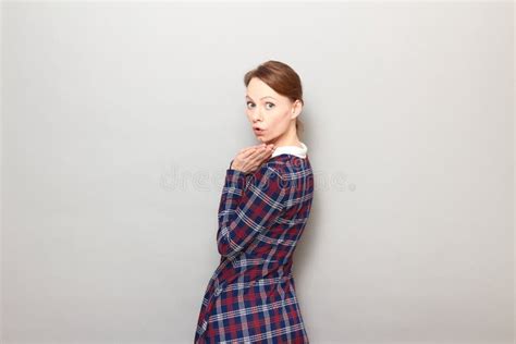 Retrato De Chica Sorprendida Que Se Ve Impresionada Y Conmocionada Por