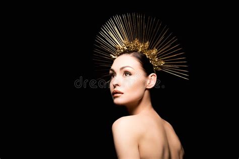 Femme Nue Sensuelle Avec Les Yeux Fermés Utilisant Le Casque D or Image