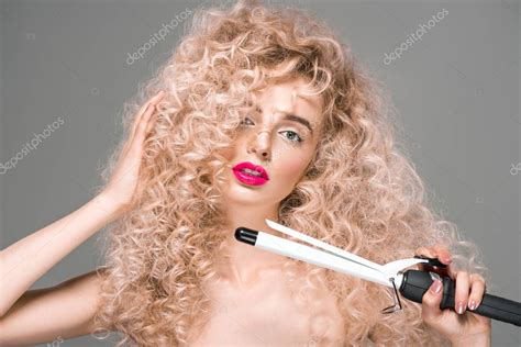 Atractiva Chica Desnuda Con El Pelo Largo Rizado Sosteniendo Rizador De