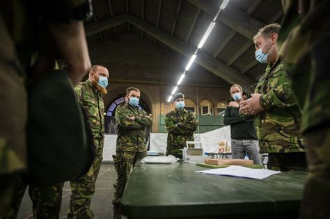 Defensie Springt Weer Bij Hoe De Lamme De Blinde Helpt Maar Is Er