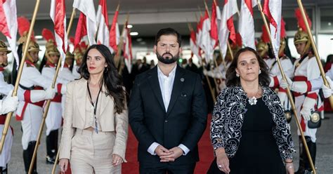 Canciller Antonia Urrejola acompaña al Presidente Boric en cambio de