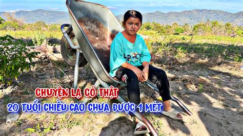Người lùn tí hon cô gái 20 tuổi giống như một đứa trẻ 5 tuổi sống giữa