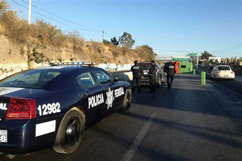 Por exceso de velocidad vuelca tráiler y provoca caos vial