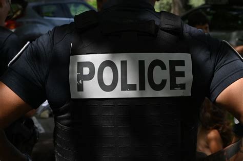 Un adolescent de 16 ans prend la fuite après avoir poignardé sa mère et