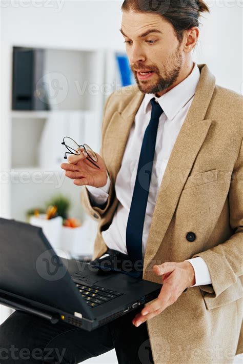 bonito homem oficial computador portátil trabalhos escritório estilo de