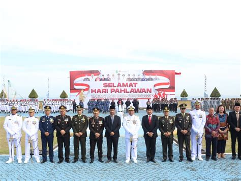 Komandan Beserta Prajurit Yonmarhanlan Iv Mengikuti Upacara Tabur Bunga