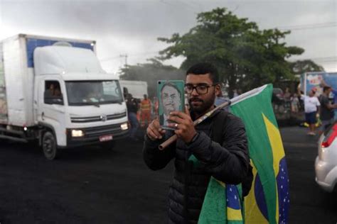 Número de bloqueios de bolsonaristas em vias federais cai para 106 e