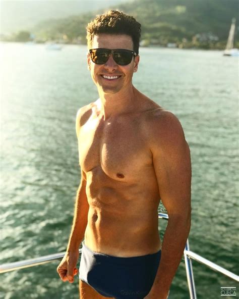 Rodrigo Faro posa de sunga e chama atenção volume Volume na Cueca