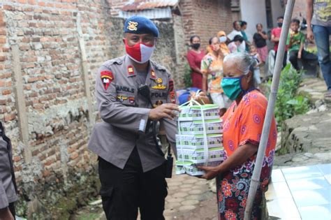 Peringati Harlah Pancasila Brimob Lampung Masak Dan Bagikan Makanan Ke