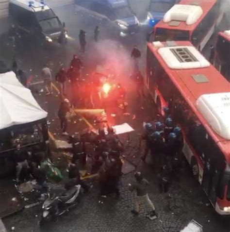 Napoli Scontri Tra I Tifosi Dell Eintracht E La Polizia Dago