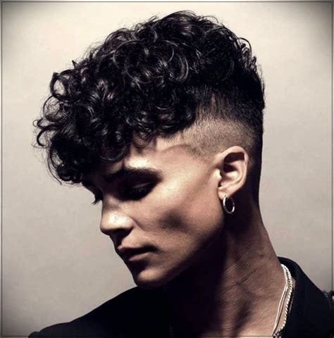 Coupe de cheveux pour homme bouclé des photos de looks faciles à gérer