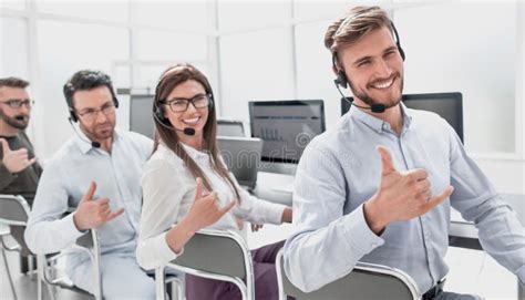 Los Operadores Del Servicio De Atenci N Al Cliente Muestran Los