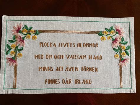 Se produkter som liknar Äldre broderad bonad Plocka på Tradera