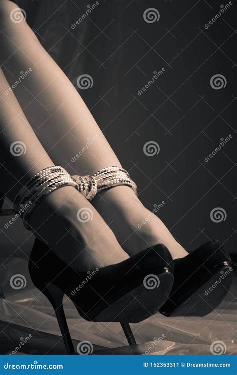 Las Piernas Cuerda Atadas De Las Mujeres Imagen De Archivo Imagen De