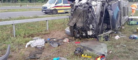 Wypadek na S17 bus przewożący dziesięć osób uderzył w tył ciężarówki i