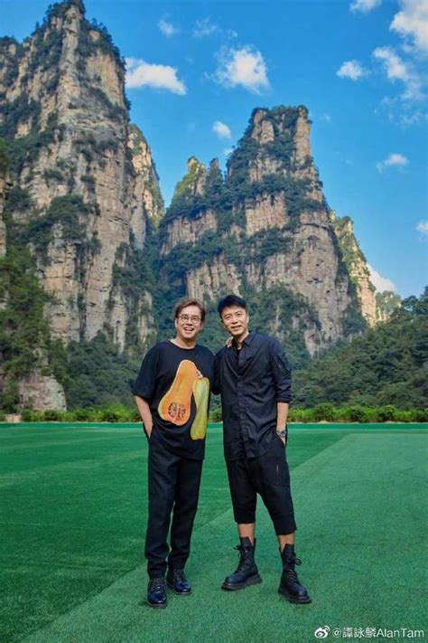 谭咏麟微博晒合照为李克勤庆生 一起看球赛感情好 新浪图片
