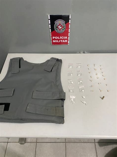 Suspeito de integrar grupo criminoso é preso drogas e colete
