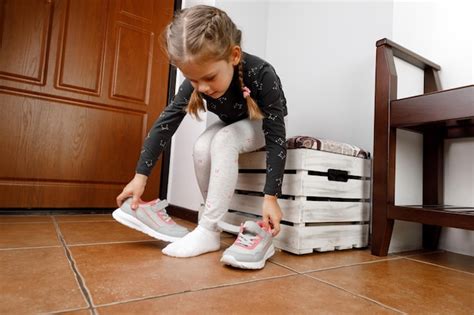 Images De Mettre Ses Chaussures Enfant T L Chargement Gratuit Sur Freepik