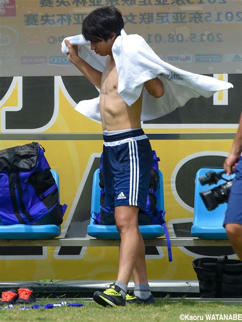 猛暑の武漢ピッチ脇で着替える選手たち 8枚 Mens gym short Cute boys Shirtless