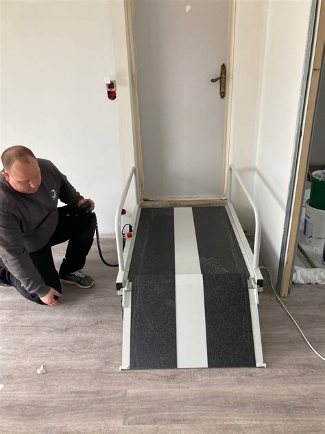Installation plateforme élévatrice verticale pour PMR à Marseille
