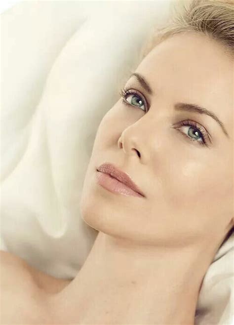 Épinglé par Roseann McNulty sur Charlize Theron Beauté Femme Féminin