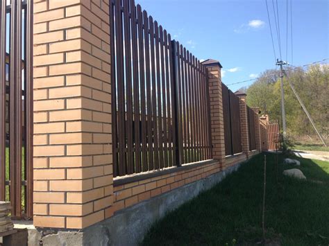 Заборы из профлиста и калитки и ворота фото с кирпичными столбами